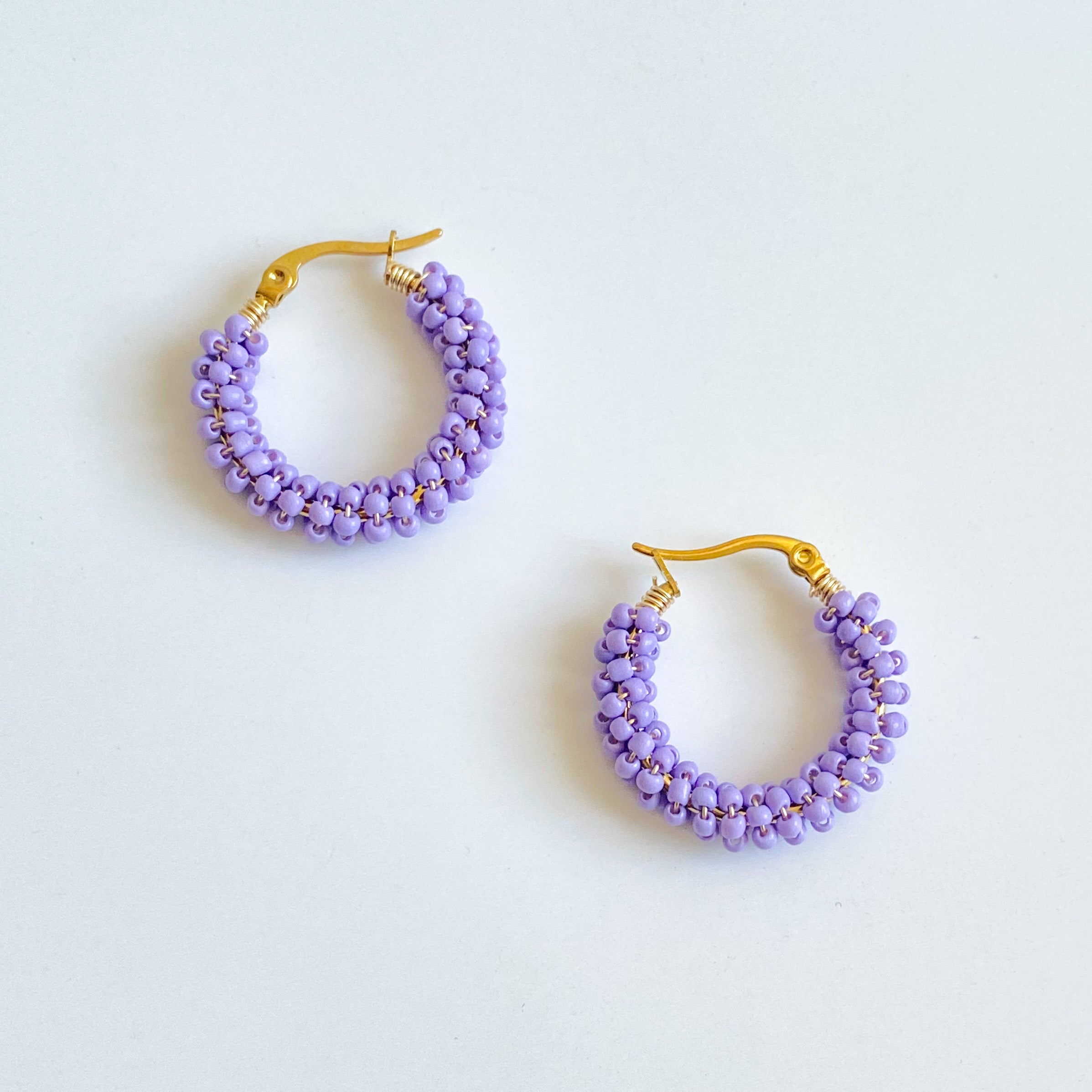 AMANDA - 25 MM ARRACADAS MORADAS MEDIANAS CUENTAS ACERO INOXIDABLE – ANVAR MX