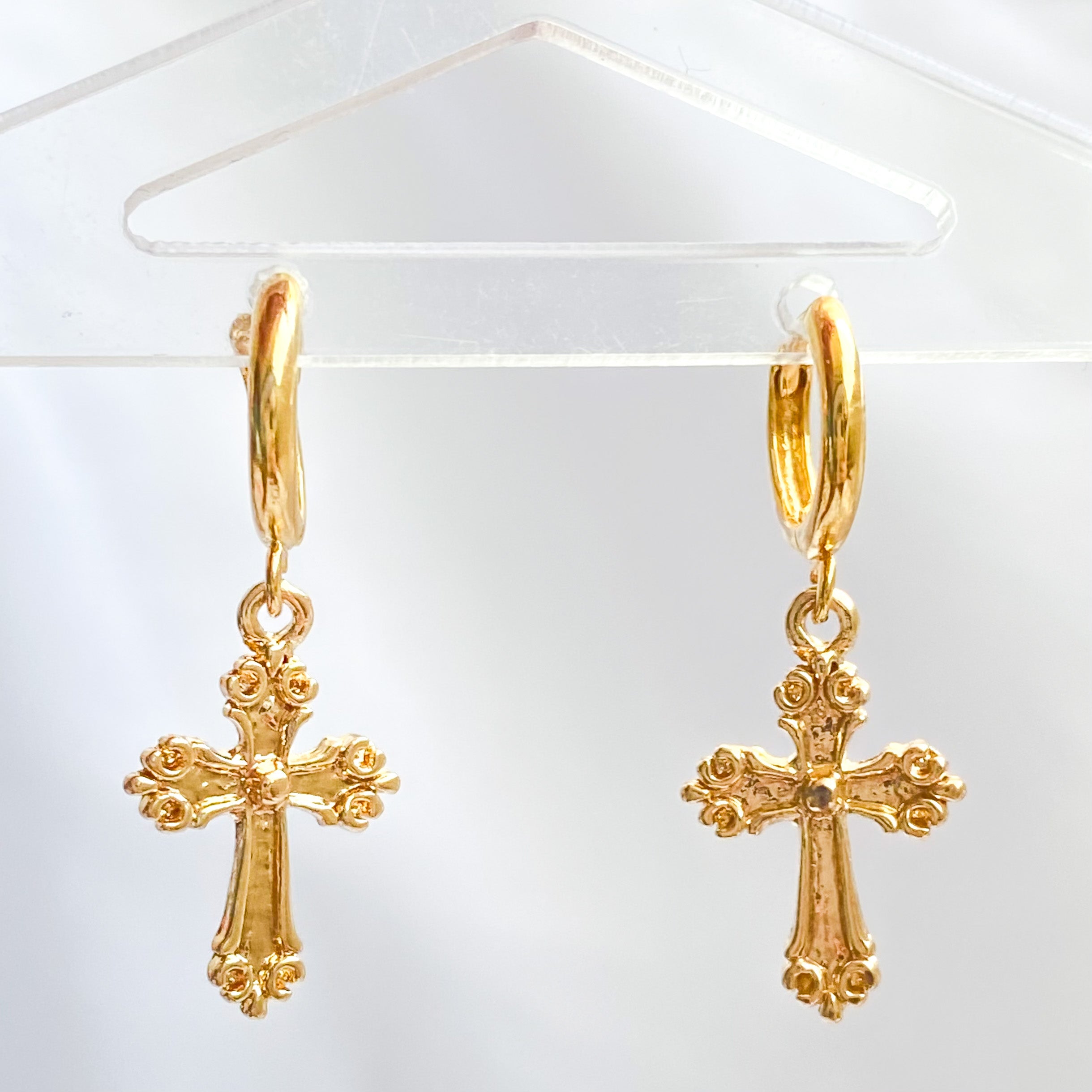 KASSANDRA - ARETES CRUZ CHAPA DE ORO – ANVAR MX